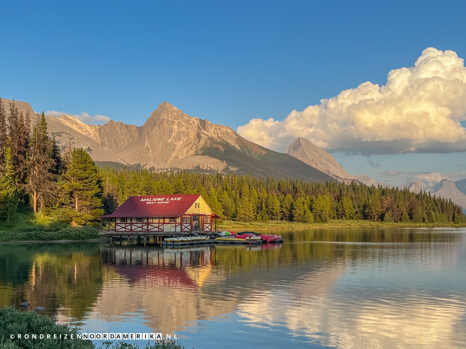 Maligne Lake Boat House Sunset | Rondreizen Noord-Amerika